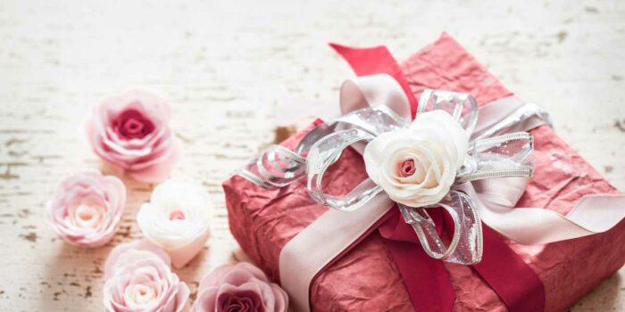 20 Elegant & Creative Wedding Gift Wrapping Ideas - Custom Stickers ...